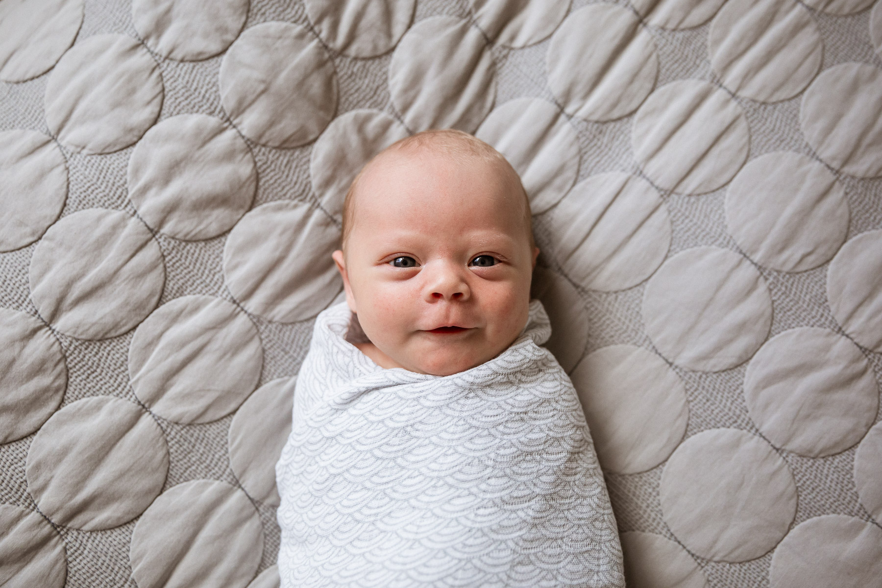 Vastasyntyneen kuvaus kotona – Siru Danielsson Photography